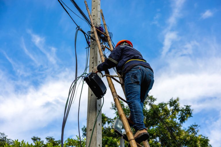 Postes para linhas de transmissão: funções e características ...