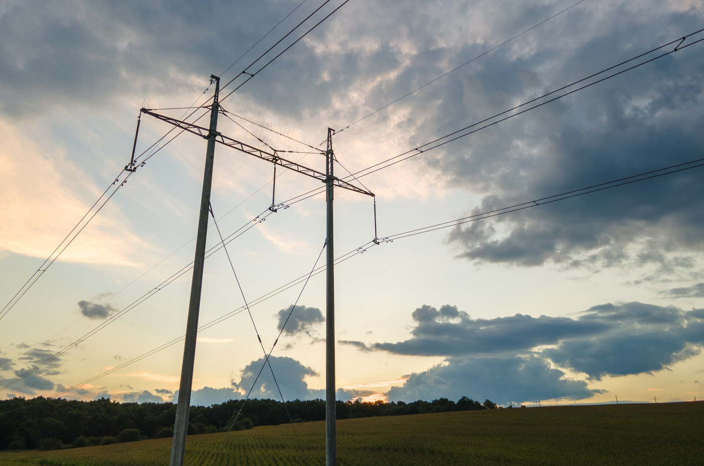 Postes para linhas de transmissão: funções e características ...